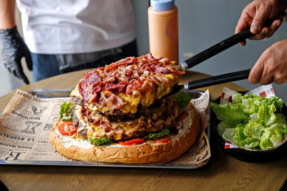 Ce restaurant vous met au défi d’avaler le plus gros burger de ...